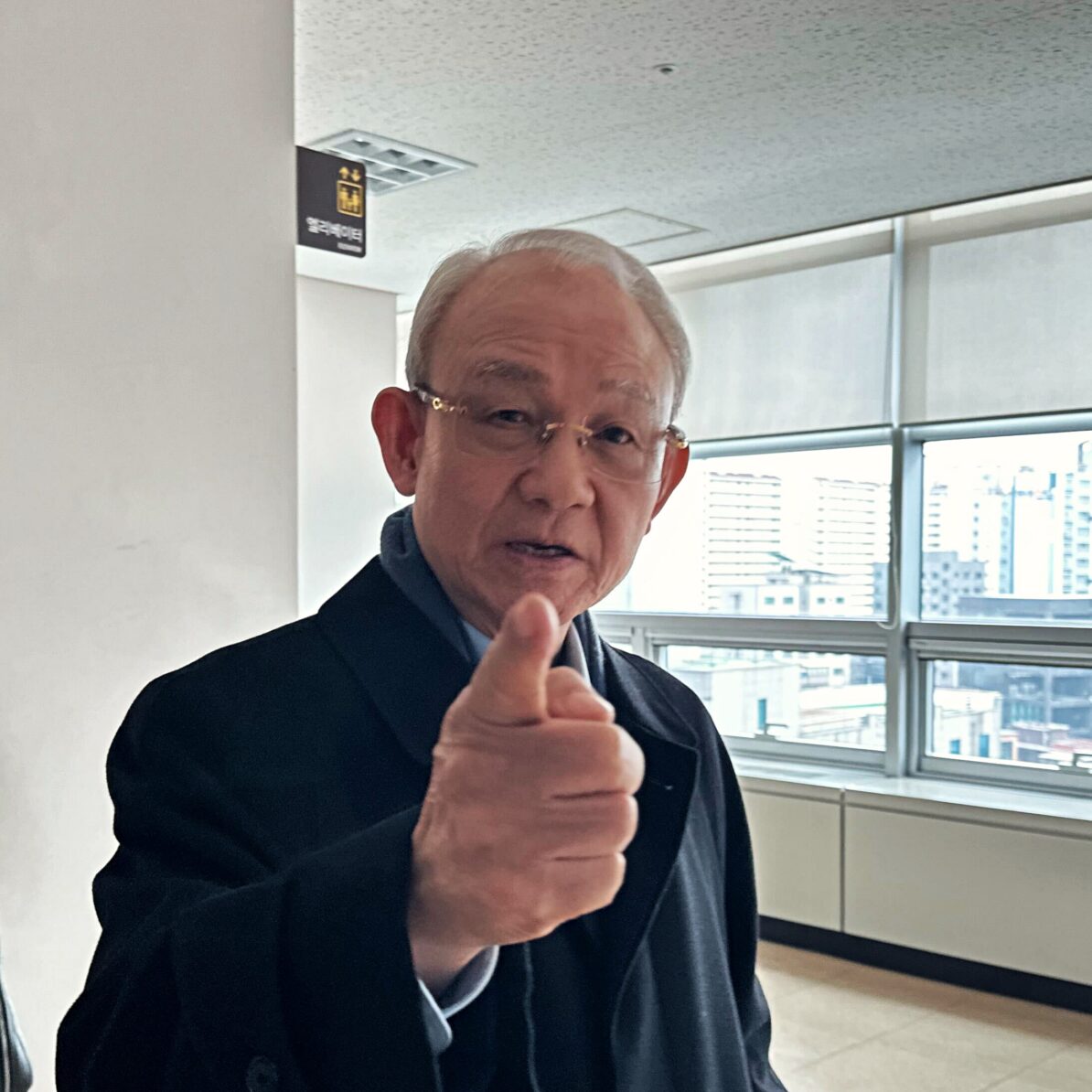 기자에게 '경고' 날리던 회장님, 결국 고소장을 보냈다 | 셜록