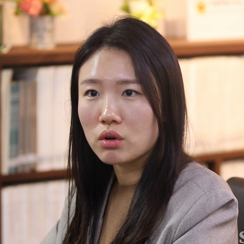 "책상 없어 운동장 도는 선생님 기사에 울컥했다" | 셜록